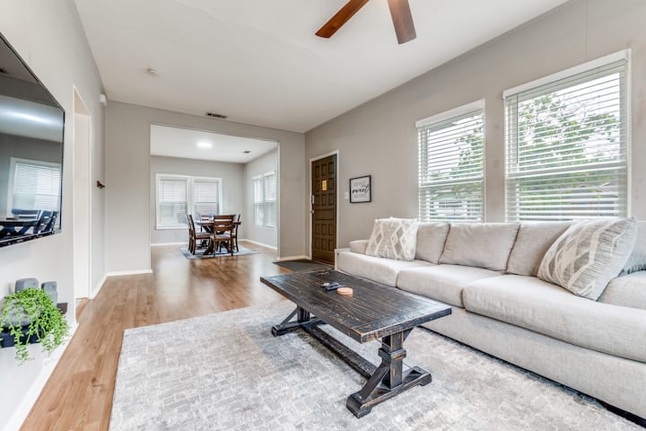 Whole Home Near Bishop Arts  Workspaces, Tv, 2 Br - Highland Hills - Dallas