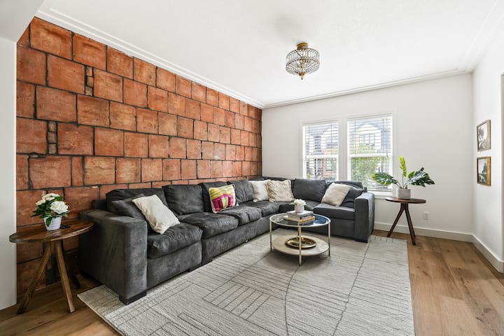 Stylish Inglewood Home | Family + Work Friendly - Calgary
