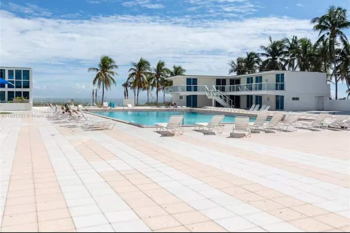 Cozy Studio, 11th Floor Oceanfront Building - Miami Beach