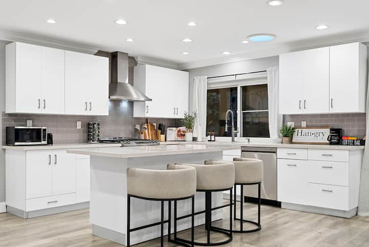 Modern Lux Socal Retreat | Hot Tub | Arcade - Buena Park, CA