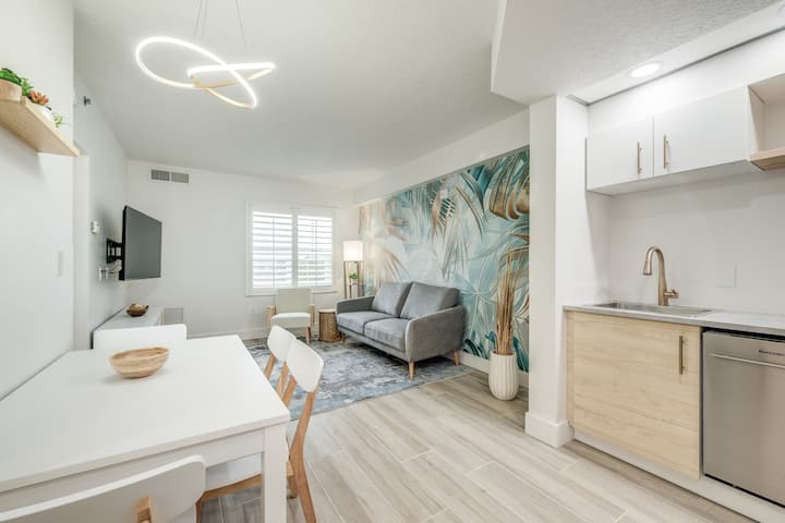 Suite Near Epic & Universal | Netflix + Parking - Orlando, FL