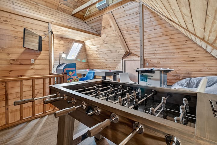 Flxfarmhouse-7bd-6ba-hottub-firepit-arcade-pets - Finger Lakes, NY