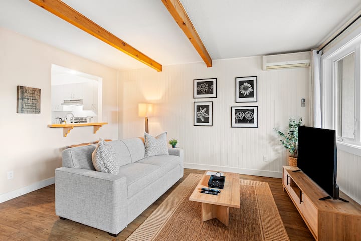 Stunning One-bedroom Condo With Lake View - Mont-Tremblant