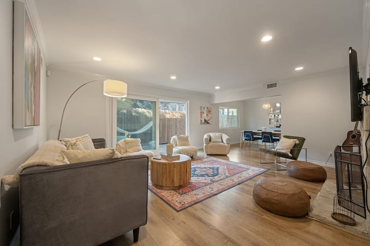 Stylish Woodland Hills Home | Pet-friendly | Views - Calabasas, CA