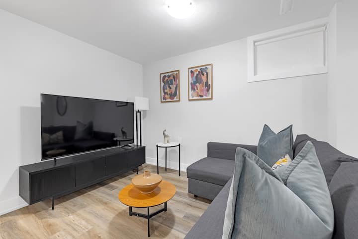 Urban Chic Getaway In Lansdowne Comfort & Style - Toronto