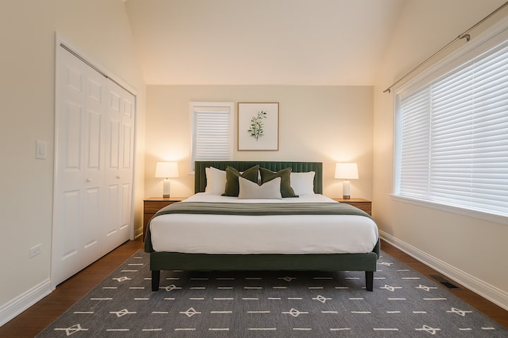 Bridgeport Basecamp |  Comfort •Roomy• Sleeps 10+ - Chicago, IL