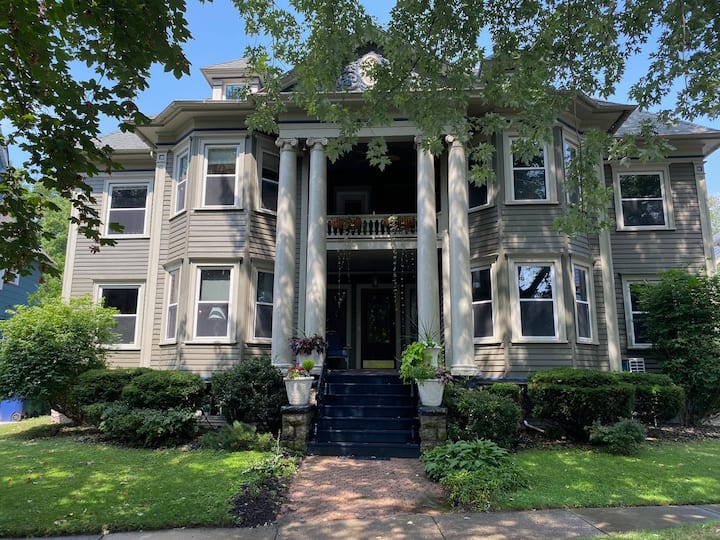 Private Luxury Guest Suite #2 At Huntington Manor - Buffalo, NY