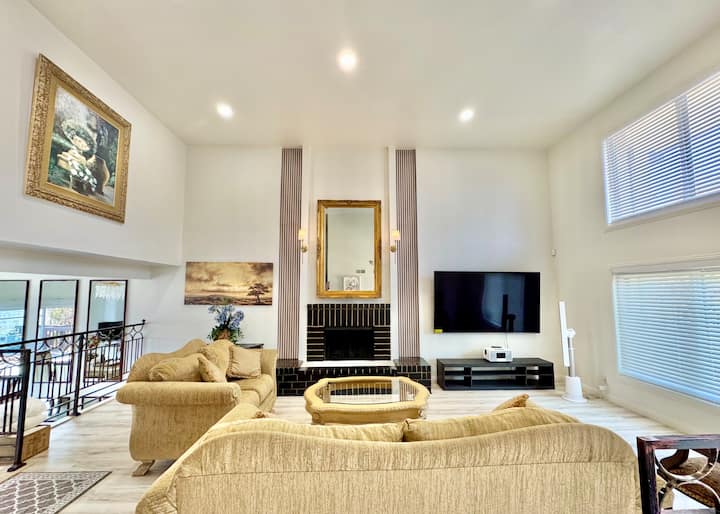 Spacious 4-bedroom Between The Beach & Disneyland - Huntington Beach, CA