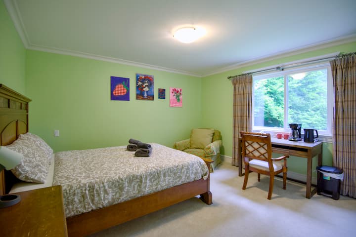 Bedroom With En-suite Bathroom - West Vancouver