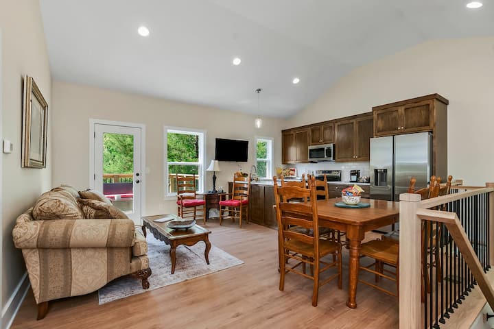 Peaceful 2-bedroom Family Cabin - Fontana, KS