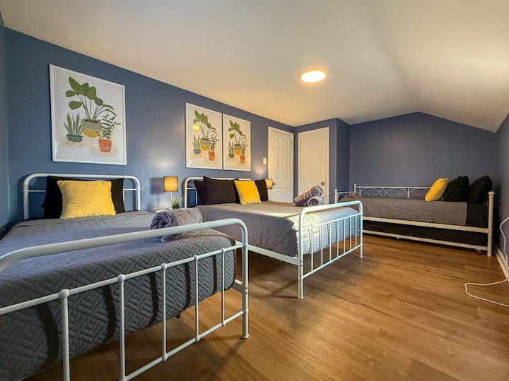 Pittsburgh Townhouse W/ 5 Beds + Sofa Bed - Monroeville, PA