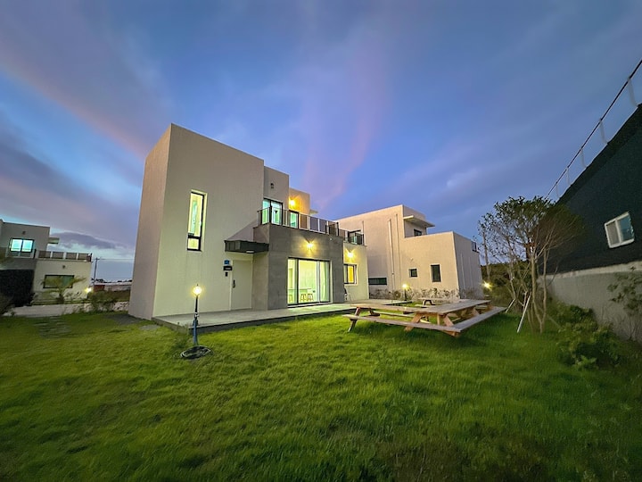 신축첫입주 오픈3주간 특별할인 방7개 퀸침대7개 18인용 초대형식탁 30인용바베큐테이블 - Jeju