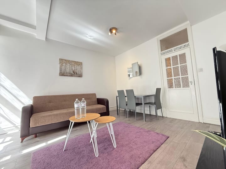 2 Bedroom Queens Court W2 - London