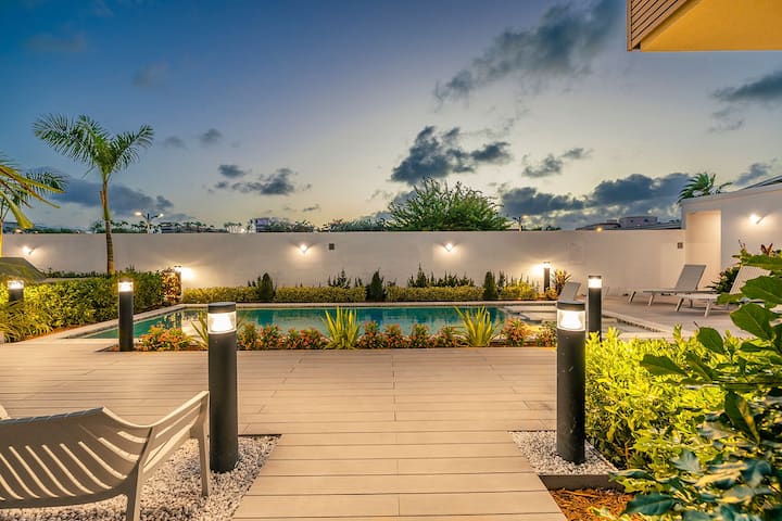 Luxury 2br Condo W/pool, Rooftop, Gym @ Palm Beach - Aruba