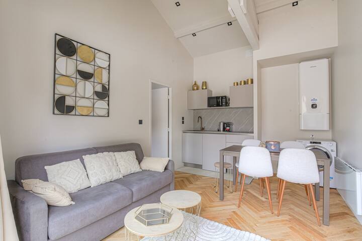 Appartement Lumineux Au Calme, Parking, Ecully - Écully
