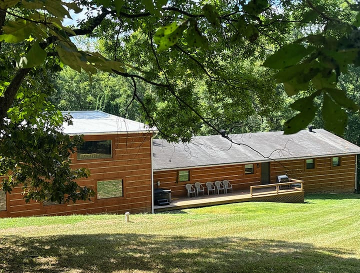 Rustic Lodge Cabin | Sleeps 12 | Hocking Hills - Logan, OH