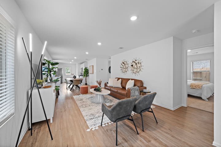 Modern 3br Home • Cozy Comfort For Work Or Play - Baytown, TX