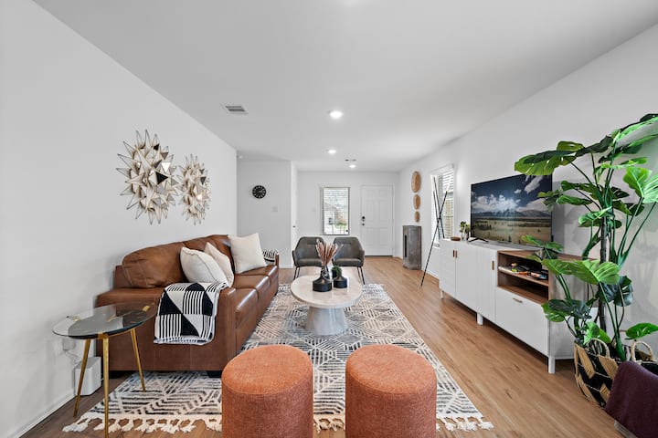 Modern Comfort In Baytown | 3br/2ba Oasis - Highlands, TX
