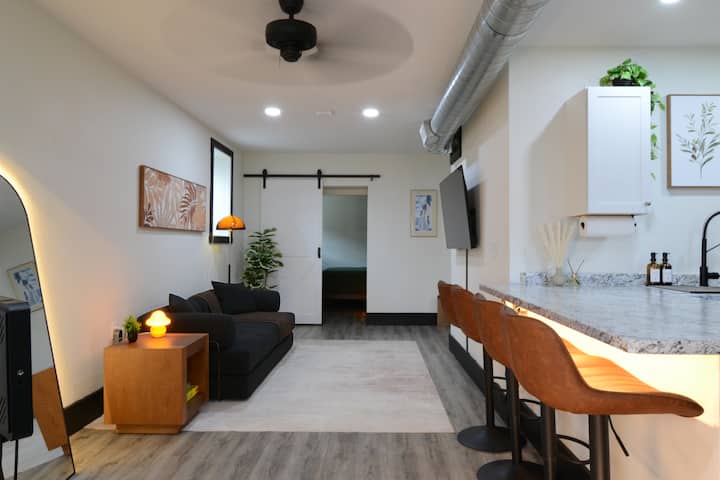 Cozy Bluff St Escape | Downtown - Dubuque, IA