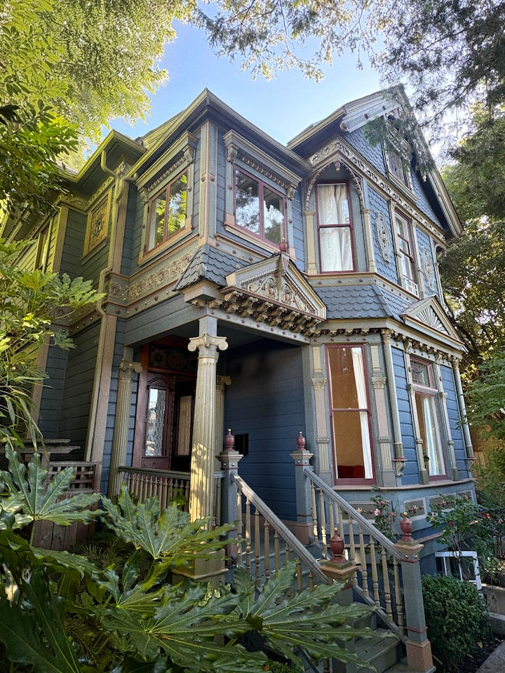 Victorian Garden Apartment - Portland, OR