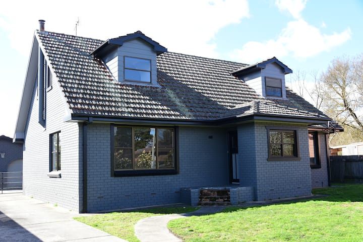Spacious Two-level Home With Fireplace. - Bowral