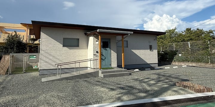 ペットと宿泊できる宿/リビングからペットを見守る小窓付/車で熊本駅8分、熊本港16分/2025年新築 - Kumamoto