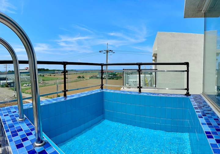 [애월-바다뷰][야외수영장][바베큐] 방4 퀸침대4 화장실3 독채 환상적노을뷰 - Jeju-si