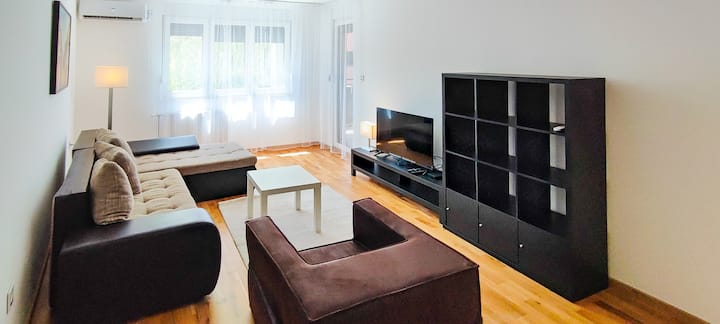New Central Apartment | 3-bedroom | Wifi | Parking - Novi Sad