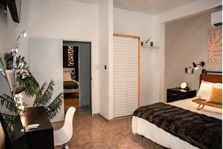 Two Side-by-side Apts In One Listing - 2 King Beds - Levittown