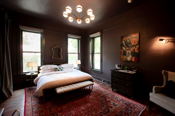 Sophie's Gasthaus - Captain's King Room • Downtown - New Braunfels, TX