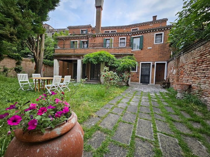 Central Apartment With Garden! - Venice