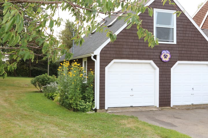 Rose Garden Suite - Wolfville