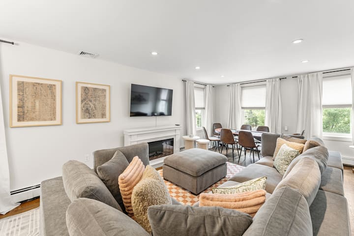 Free Parking|steps To Train|game Room+poker Table - Cambridge