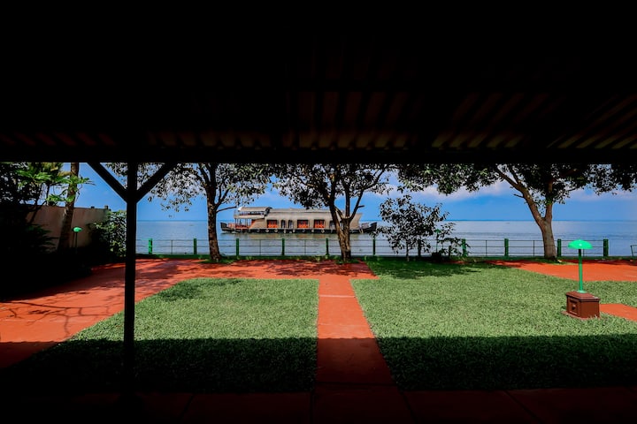 Lakefront Superior Cottage Kumarakom, Kerala India - Kumarakom
