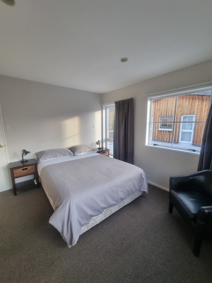 21b Riverside Rd: Northwest Bedroom - Queenstown