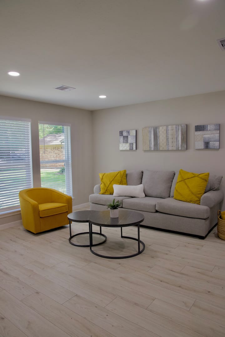 New! Remodeled Cozy Home - The Woodlands, TX