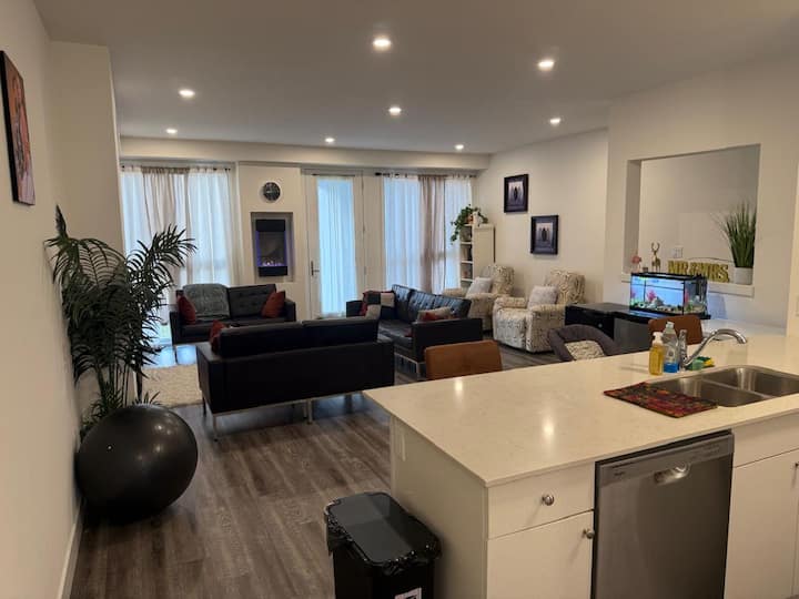Deluxe Room In Modern Townhouse (Blue Room) - London, ON, Canada