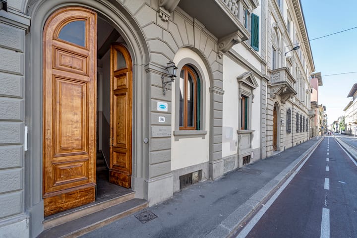 Unyca - Elegant 3-bedroom Apartment In Florence - Florenz
