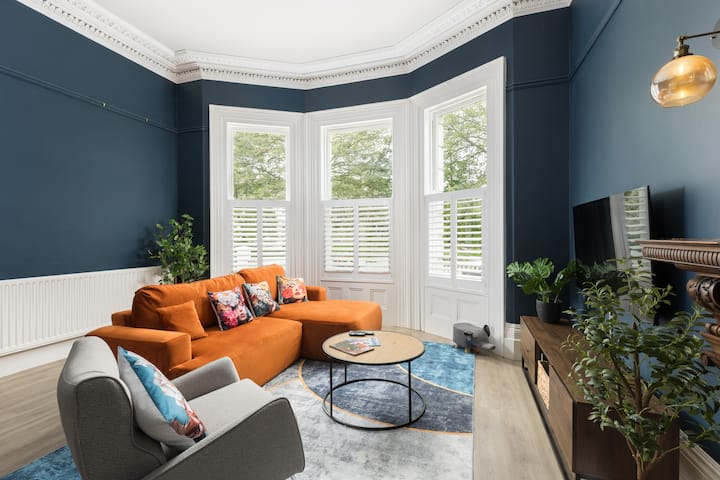 Spacious & Modern 2 Bed Apartment With Parking - Royal Leamington Spa