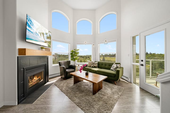 Creekside Penthouse; A Lux Retreat |Views|2 Kings| - Red Deer