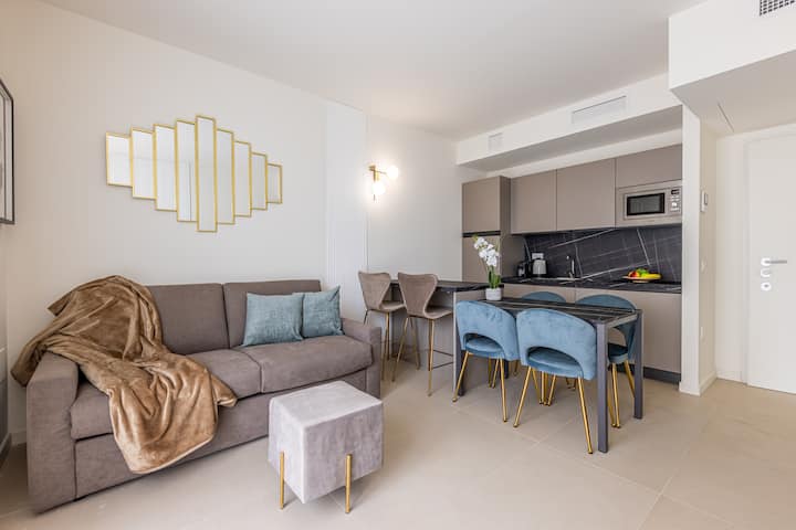 Navigli: Modern Elegance With Natural Light - Milano