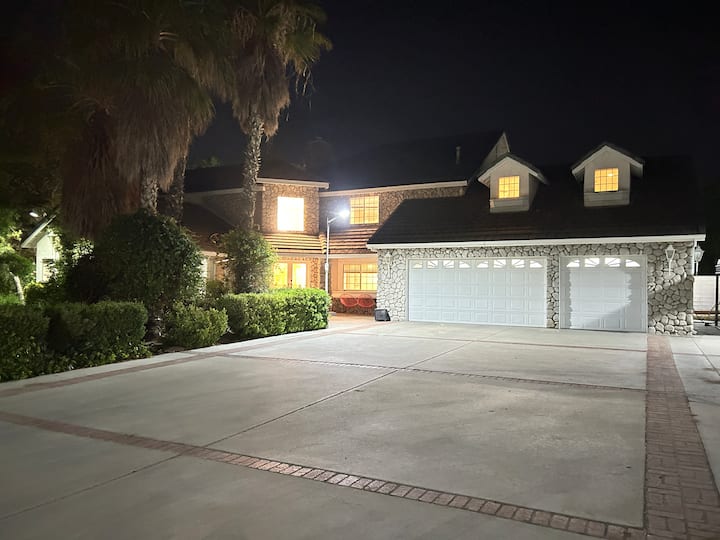 4 Bedroom Grand House - Palmdale, CA