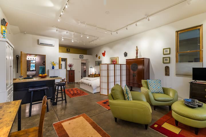 Spacious Central Modern Studio - Santa Fe, NM