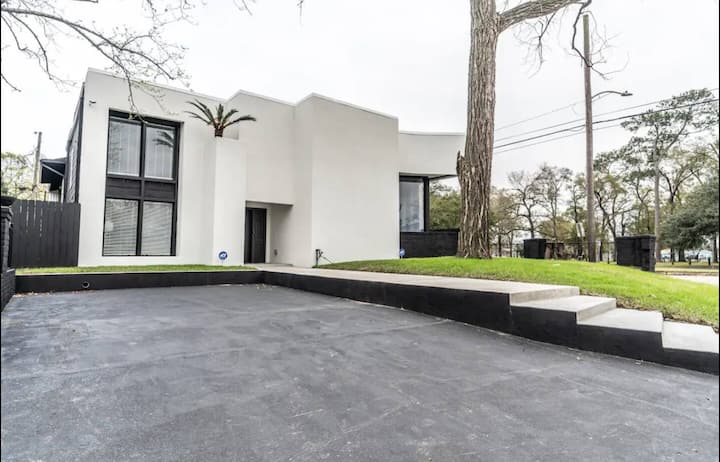 Pool Mansion W/gameroom &Theater - Houston, TX