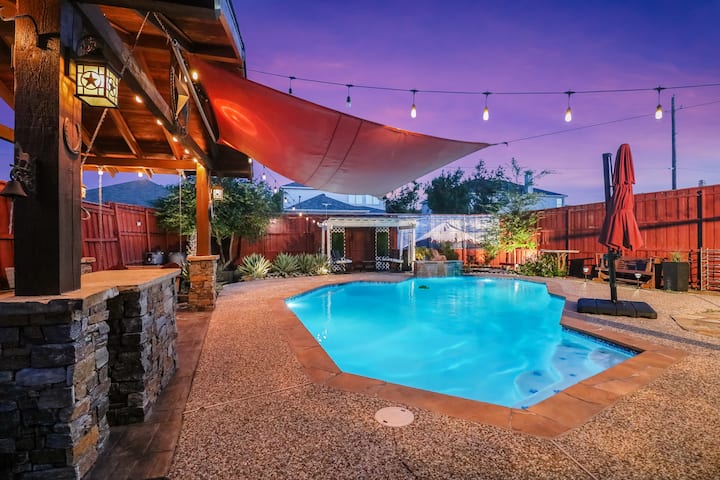 Saltwater Saloon: Lux Mineral Pool, Quiet Retreat - Mesquite, TX