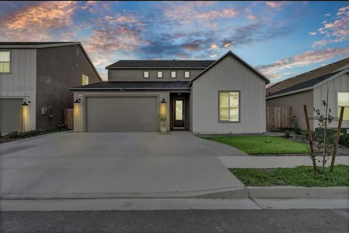 Ev+2 Kitchens+2 W/d+2 Living | 40min Sequoia - Visalia, CA
