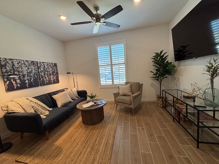 Private Guest Suite/king Bed, Kitchen, W/d, Living - Visalia, CA