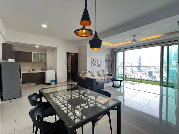Extravagant 2br Balcony Klcc View @Regalia Pwtc - Kuala Lumpur