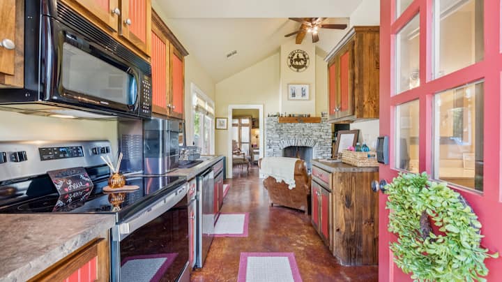 Cozy Country Cabin-
Favorite Fall Getaway! - Bixhoma Lake, OK