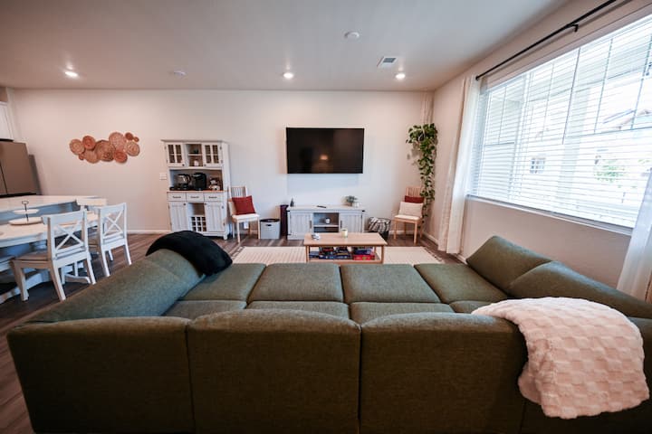 Modern Townhome Near Airport & Gaylord - Aurora, CO